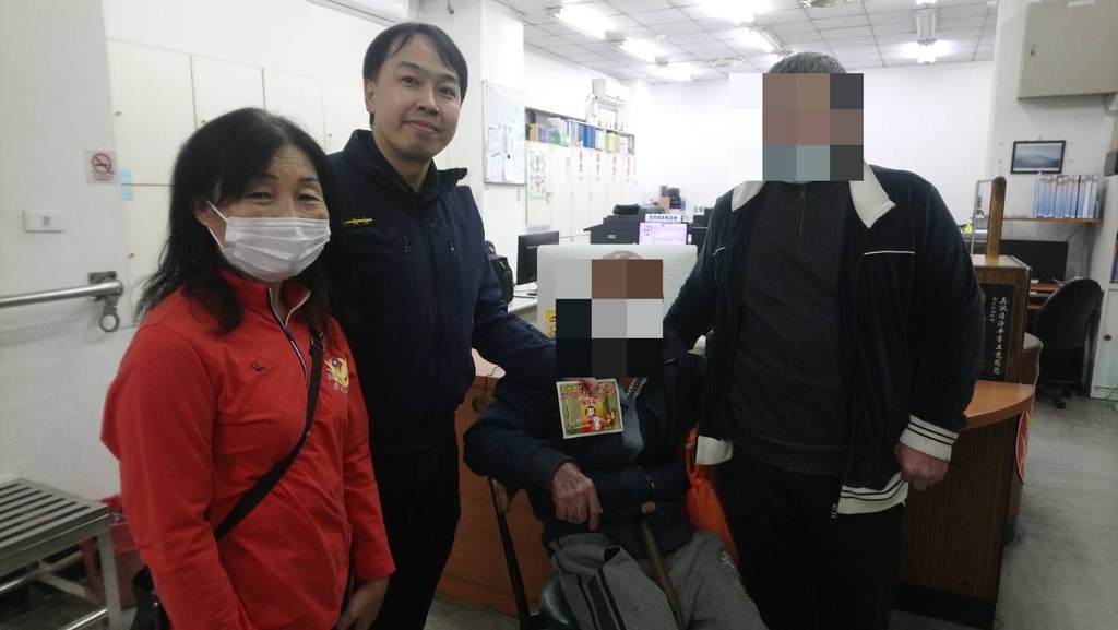 「楠梓暖心警化作明燈 寒風協助8旬迷途老翁返家」 – ETENEWS