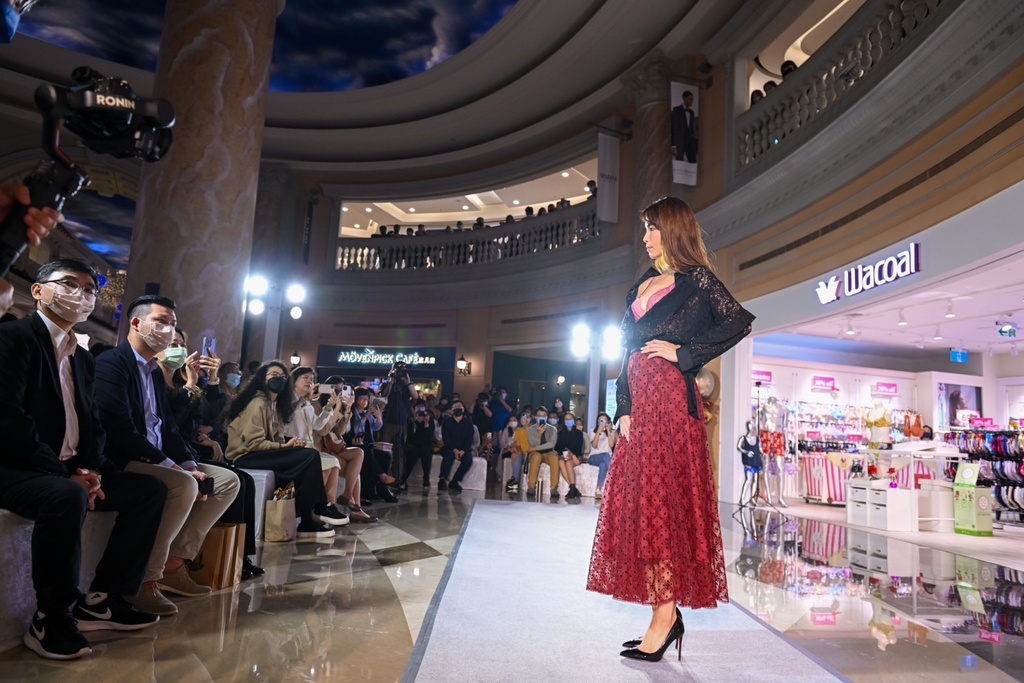 義大Outlet Mall內睡衣大秀驚艷登場 人潮擠滿羅馬天幕 – ETENEWS