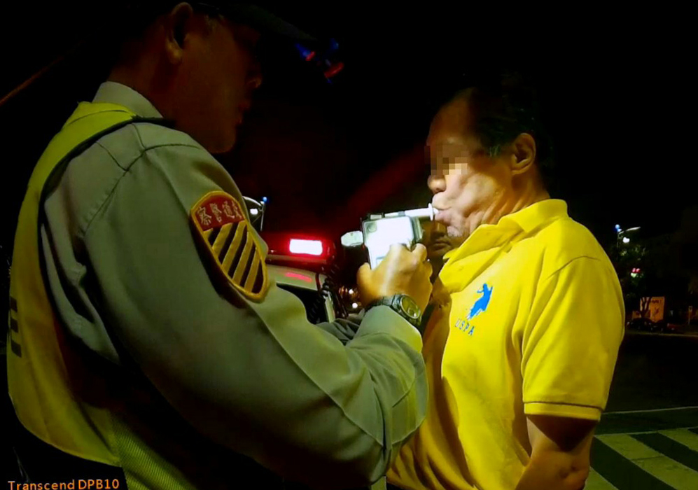 第一次酒駕就開上安全島 真不安全 – ETENEWS