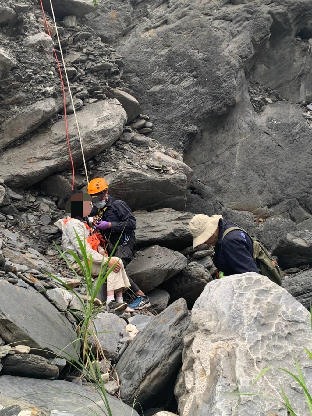 遊客山區吊半空險象環生 警急馳援 – ETENEWS