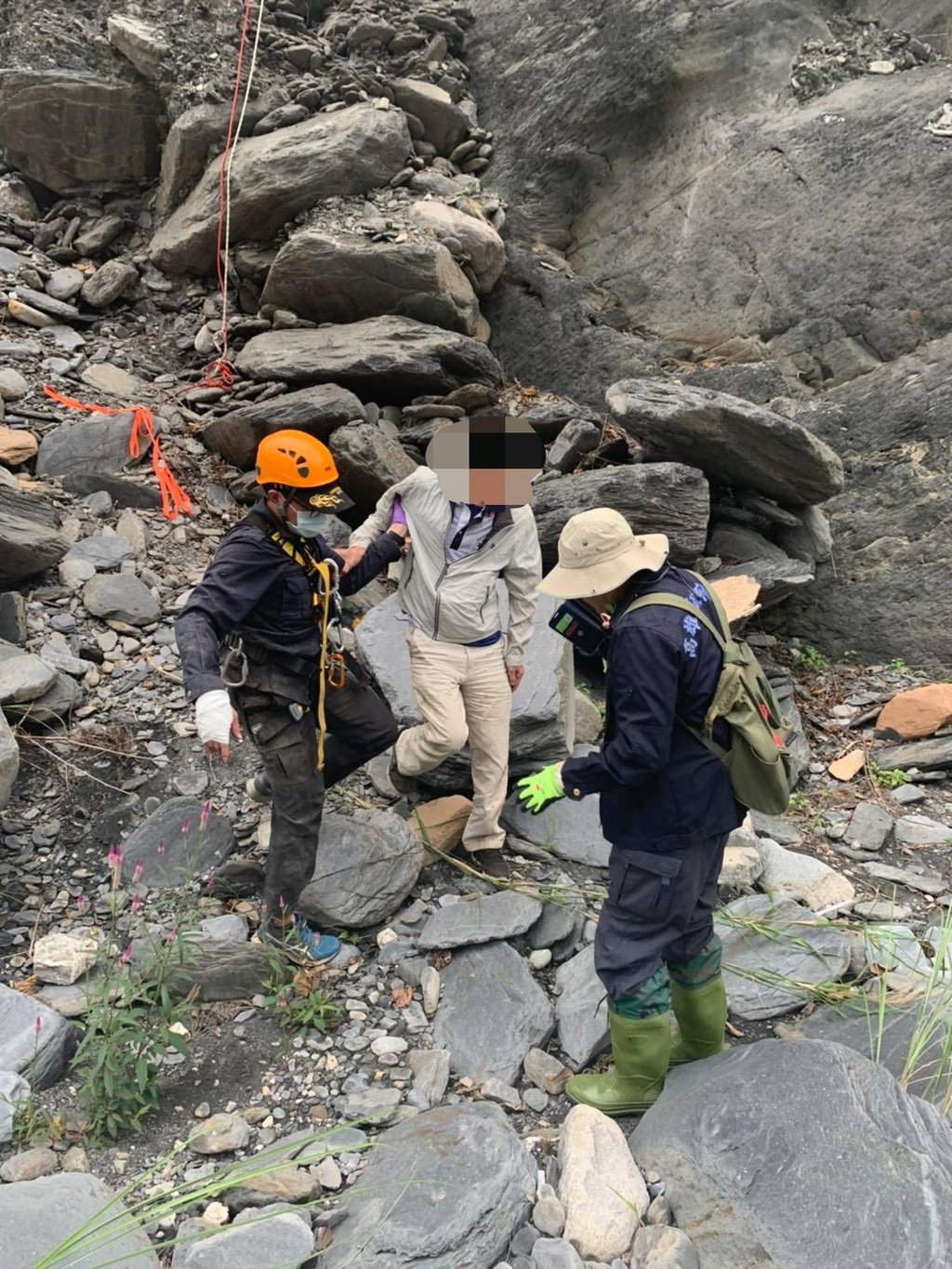 遊客山區吊半空險象環生 警急馳援 – ETENEWS