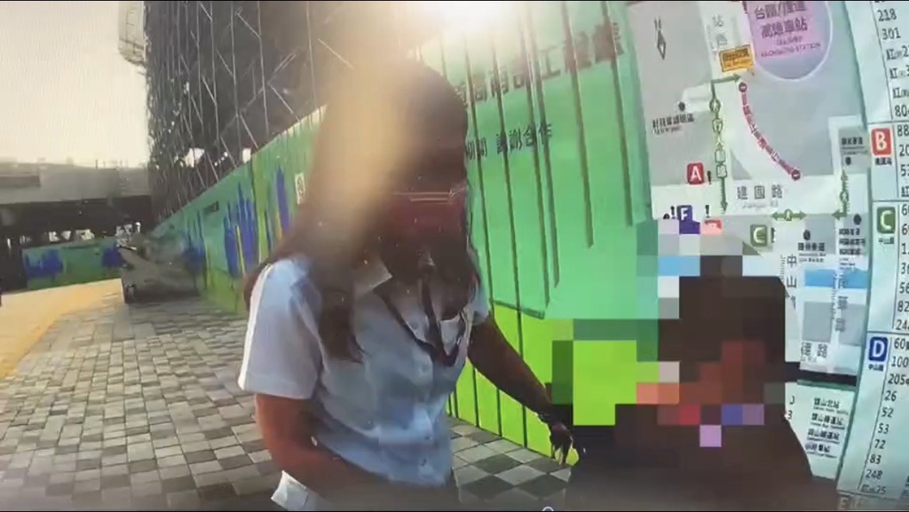 ETENEWS | 台灣新聞晚報電子報 婦人肺病發作無力前往車站 暖警貼心提物護送搭車 鐵漢柔情啾甘心