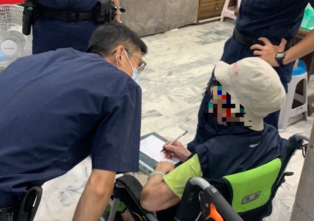 九旬老婦找不到回家的路 前金暖警到場協助返家 – ETENEWS