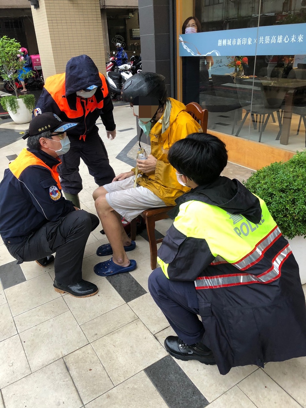 失智老翁迷途街頭 大雨淋濕發冷 幸遇暖警協助送返家 – ETENEWS