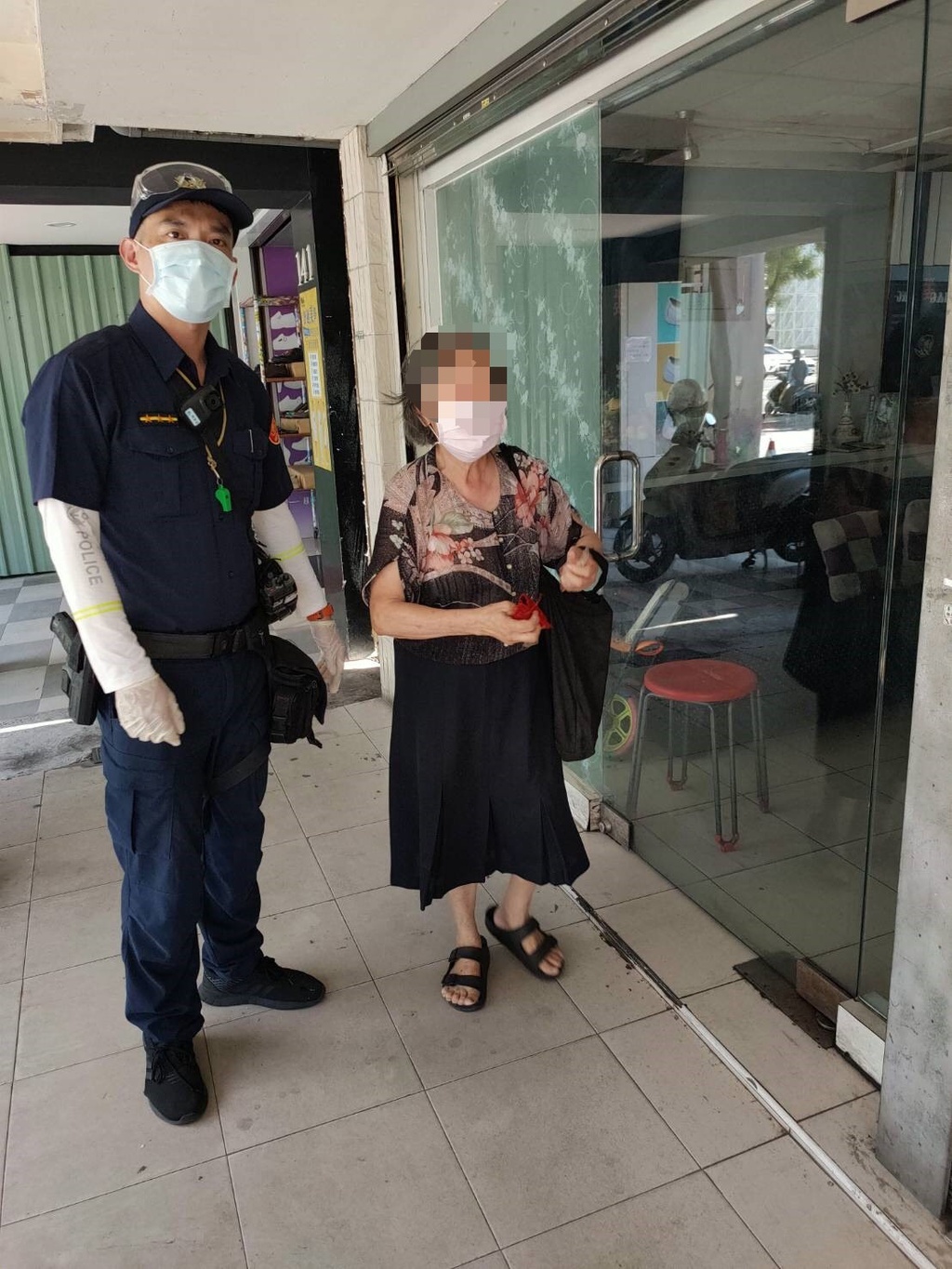 忘了新家住址 老婦迷失在市區 幸遇暖心警協助順利返家 – ETENEWS