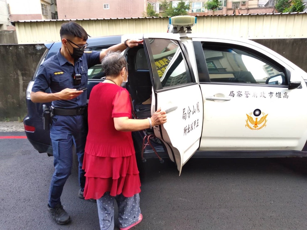 行動不便徘徊路口 五甲警暖心送返家 – ETENEWS