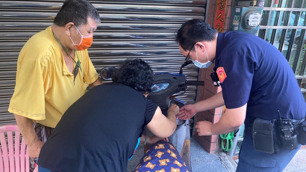 老夫妻騎車以為遭破壞 警當小老師教學 原來是女兒貼心 – ETENEWS