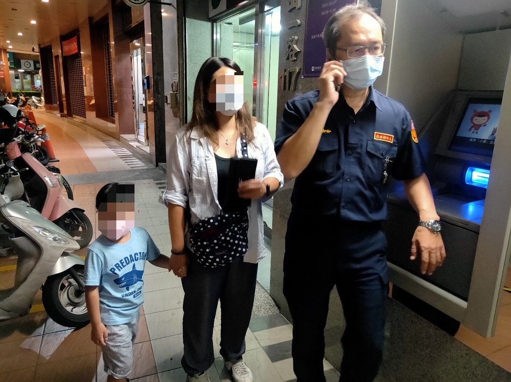 ATM故障咬走提款卡 幸遇暖警協助幫忙 – ETENEWS