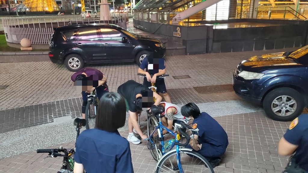 高雄男約友騎單車 中途漏風顧路 幸中山警化身單車技師幫解危 – ETENEWS