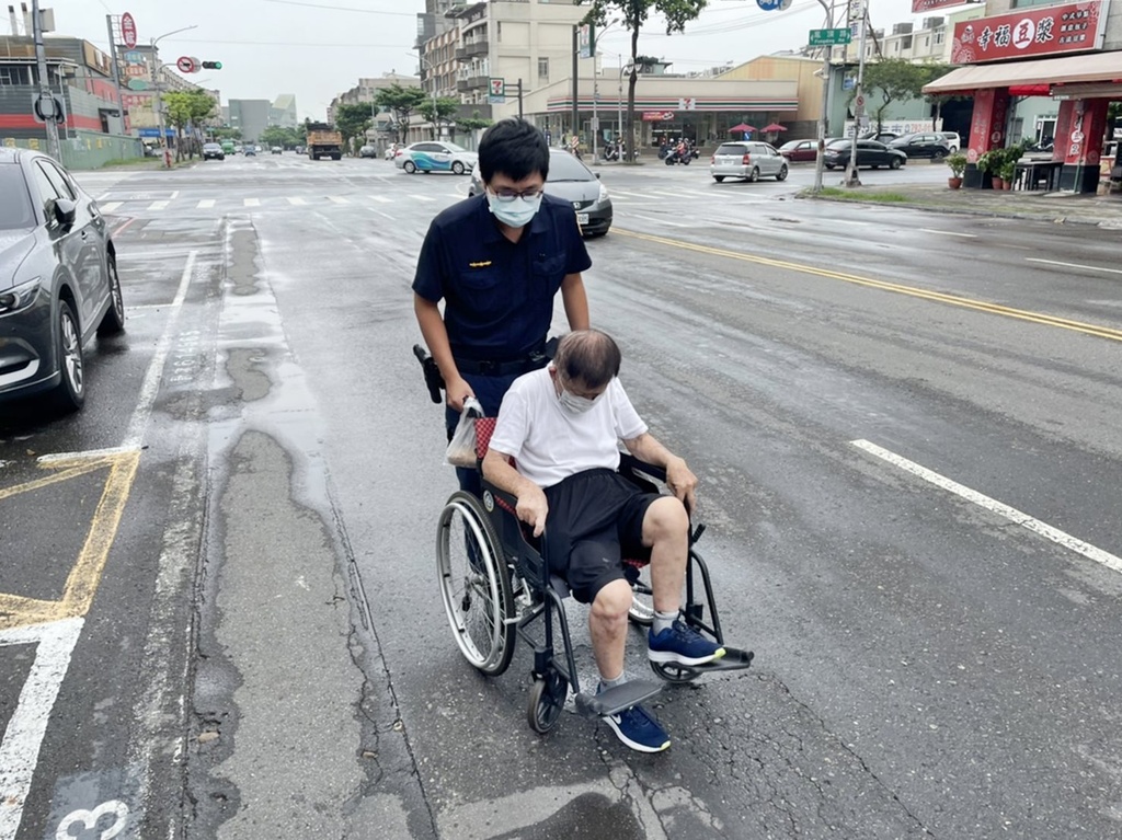 老翁冒雨返家 警請他坐上輪椅推回家 – ETENEWS