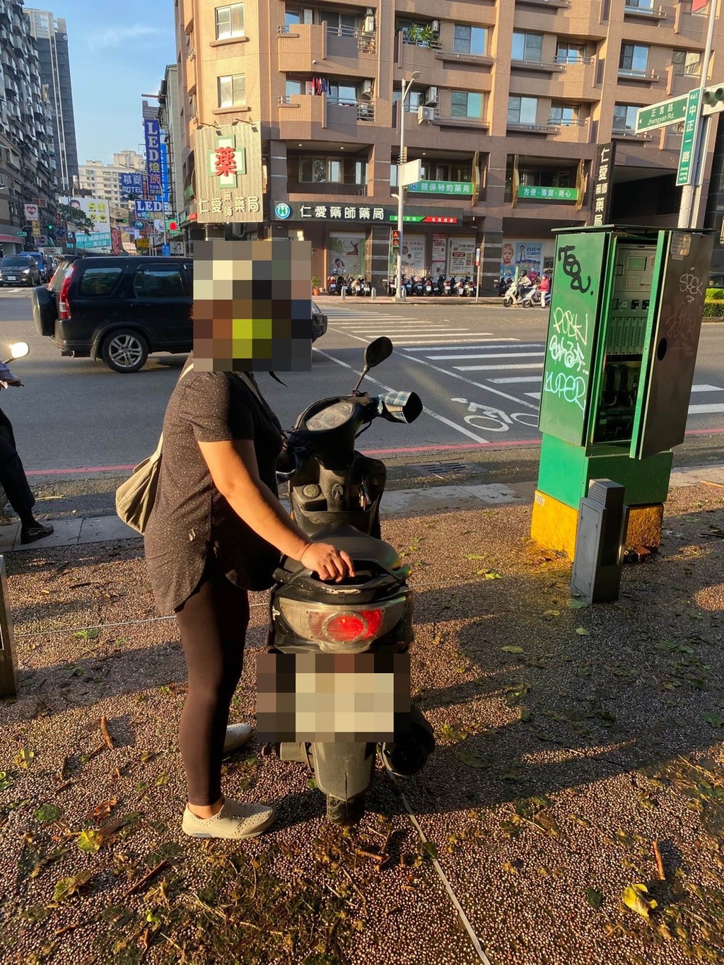 機車拋錨路口 巧遇交警協助發動 – ETENEWS