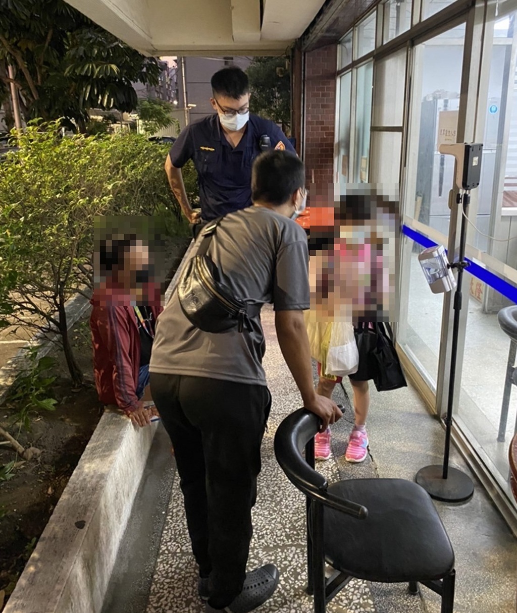 學童與母失聯 站在路口人行道等待 警陪同在場安撫 – ETENEWS