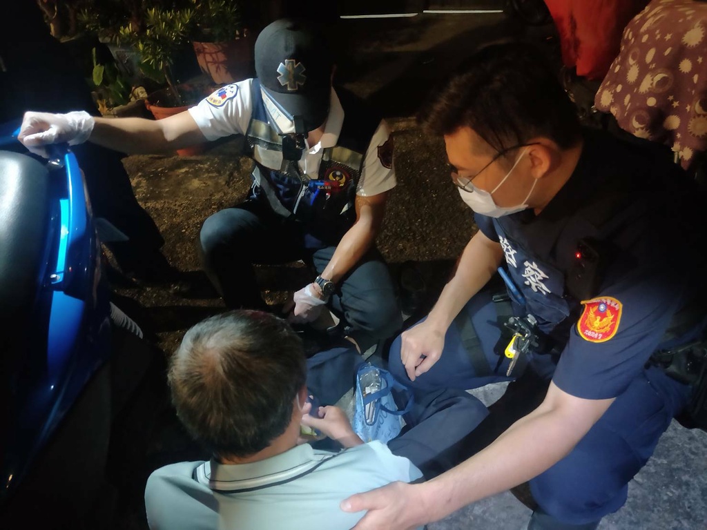 爛醉路倒認錯家 警耐心探詢助返家 – ETENEWS