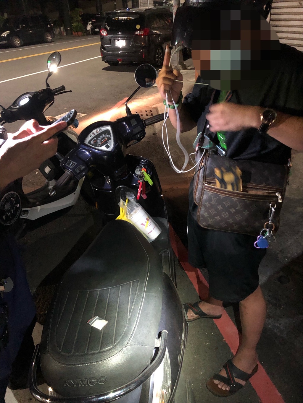 深夜騎車違規遭警攔查 遭查獲毒品時竟辯「這是醫院開的安眠藥啦」 – ETENEWS