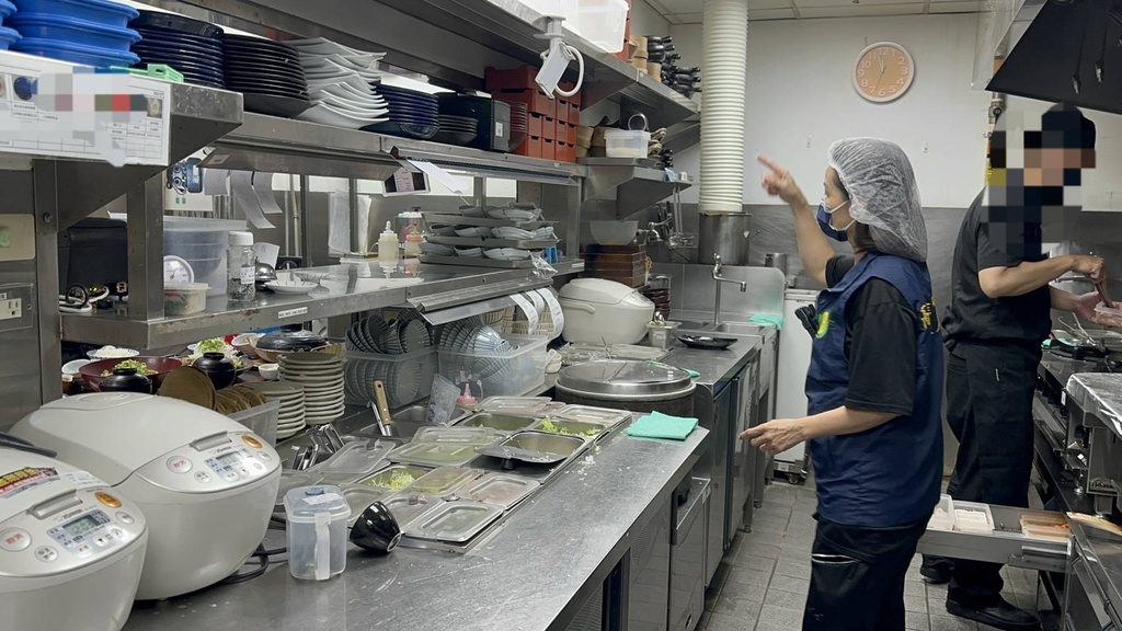 民眾於社群媒體反映前鎮區百貨高樓層餐廳發現有老鼠，涉食品安全衛生疑慮衛生局今(18)日派員查察 – ETENEWS