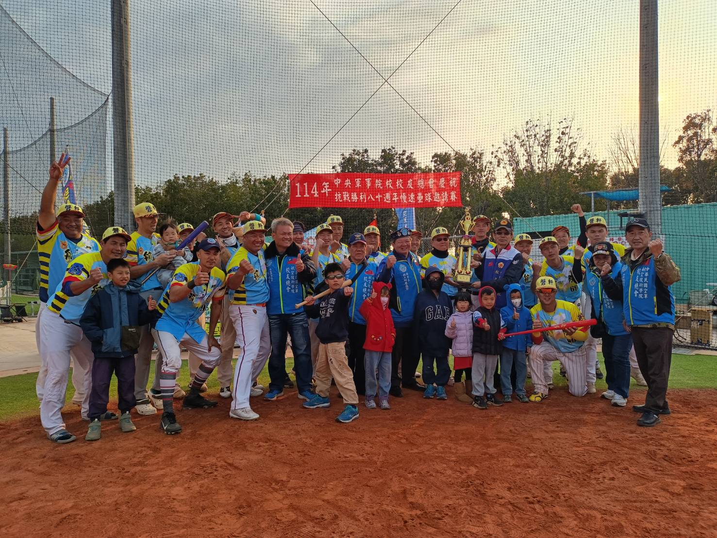 發揚忠勇軍風，勇奪慢壘冠軍——空軍航技校友總會榮耀奪冠 – ETENEWS